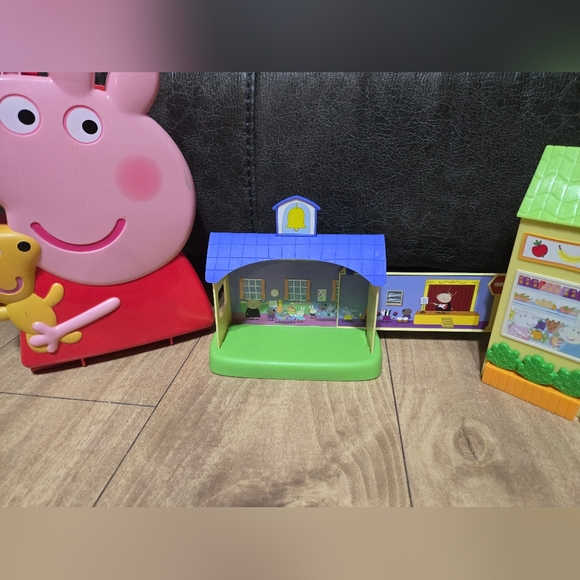 Peppa Pig | Toys | Peppa Pig Playset With Pink And Green Colors | Poshmark